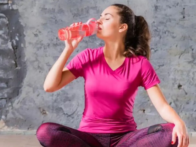 വെള്ളം എങ്ങനെ കുടിക്കണം? ഇരുന്ന് കുടിക്കുന്നതിന്റെ ആരോഗ്യഗുണങ്ങ ...